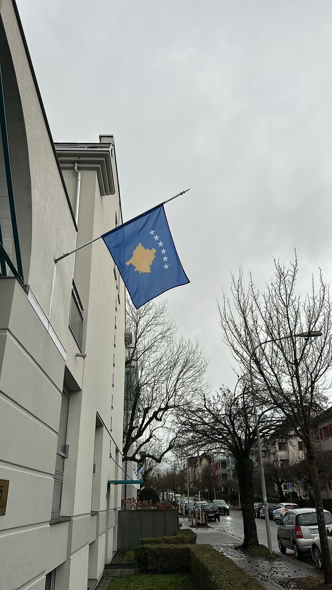 Konsullata e Kosovës në Cyrih ul flamurin në gjysmë shtize në nderim të ...